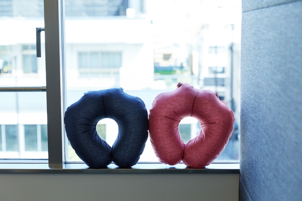 【marna】さまざまなシーンに寄り添う。「fuu ネックピロー」｜マーナ公式オンラインストア_ Marna Inc.