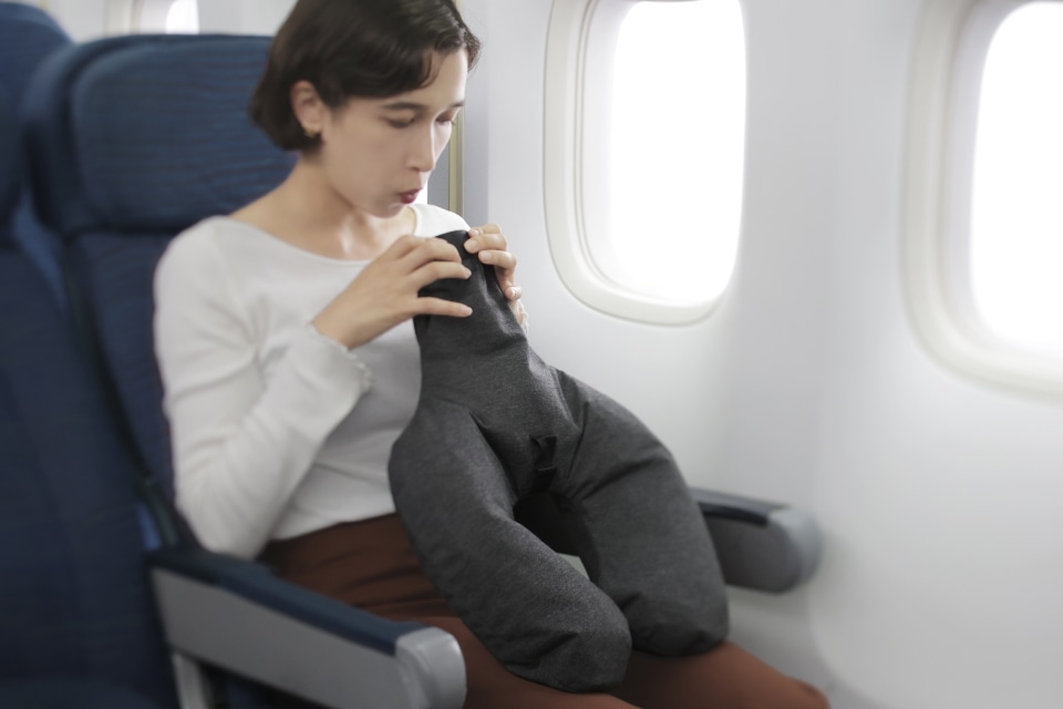 【marna】さまざまなシーンに寄り添う。「fuu ネックピロー」｜マーナ公式オンラインストア_ Marna Inc.