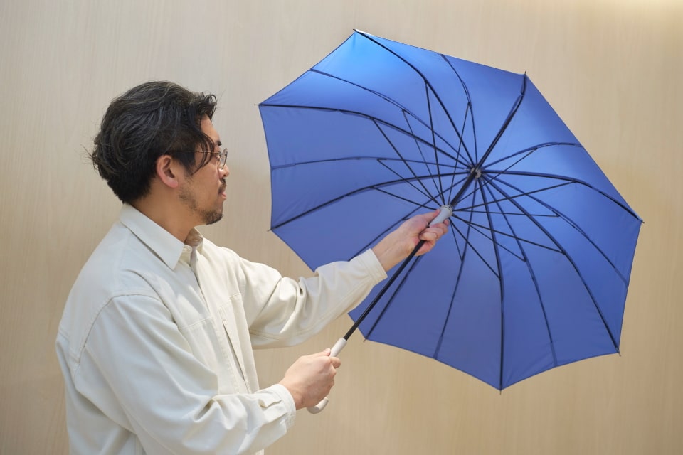 【marna】手が濡れない。傘の進化形「Shupatto アンブレラ」｜マーナ公式オンラインストア_ Marna Inc.