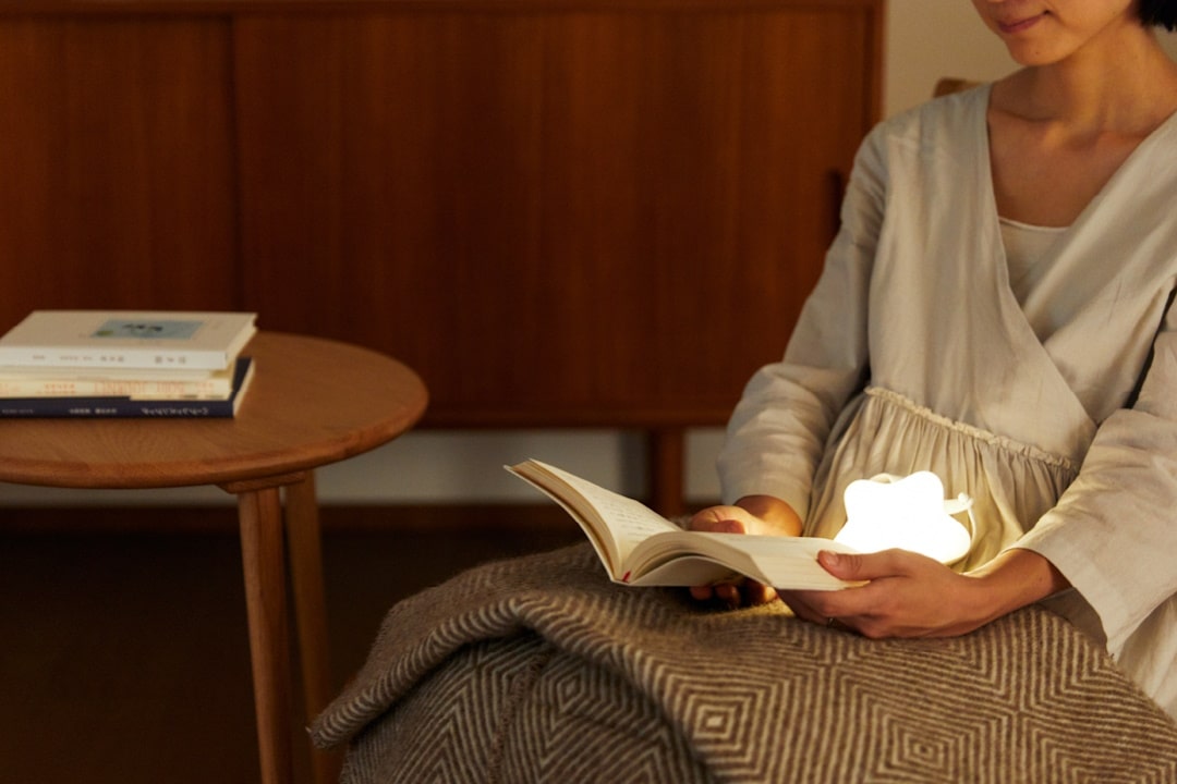 【marna】小さな灯りをともす「えほんライト」で、心地よい夜を｜マーナ公式オンラインストア_ Marna Inc.