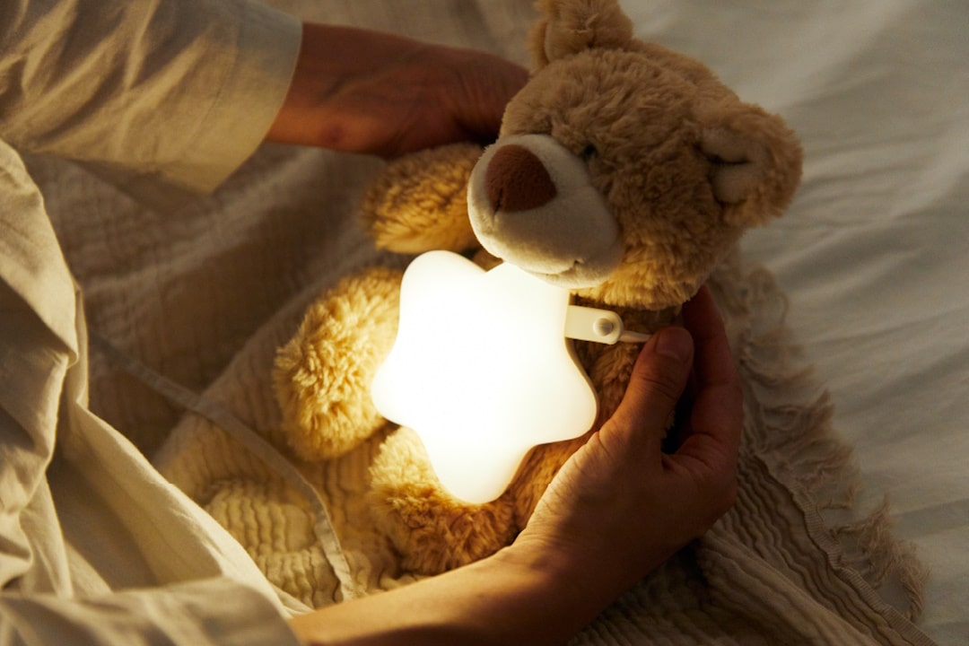 【marna】小さな灯りをともす「えほんライト」で、心地よい夜を｜マーナ公式オンラインストア_ Marna Inc.