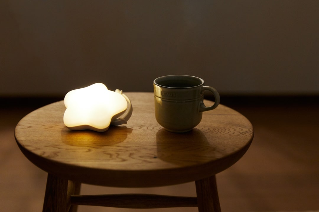 【marna】小さな灯りをともす「えほんライト」で、心地よい夜を｜マーナ公式オンラインストア_ Marna Inc.